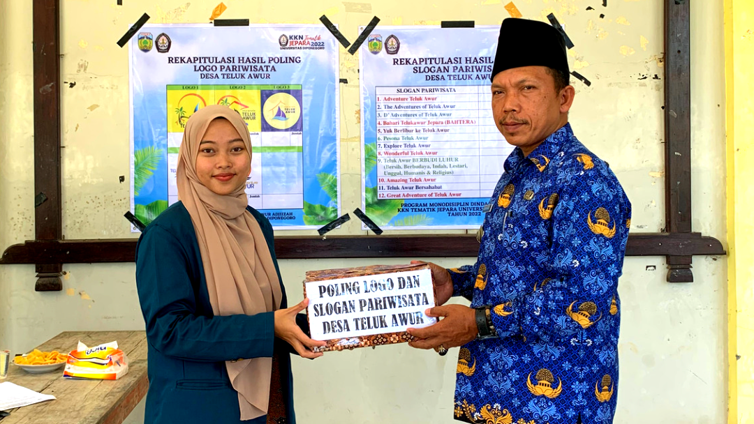 Student of Indonesian Literature Study Program FIB UNDIP from Subang ...